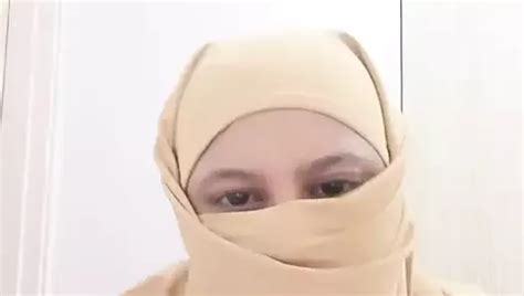 Als De Mooie 45 Jarige Egyptische Hijab Tante Een Boek Leest Neukt Een
