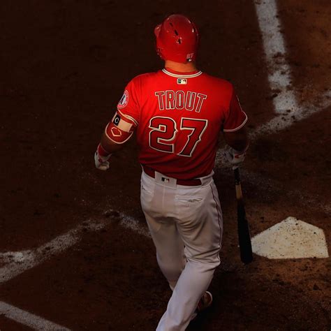 He Did Not Deserve This Mike Trouts Appearance At An Nfl Game