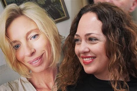 Glumice Zajedno Proslavile RoĐendane Oduvale Svećice Pa Drugima