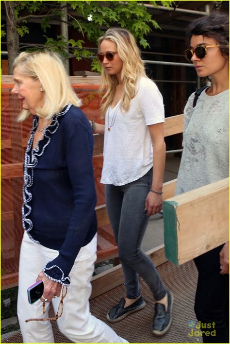 Jennifer Lawrence And Mom Karen Go Apartment Hunting Together In Nyc