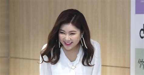 포토 송가인 밝은 인사 보내며