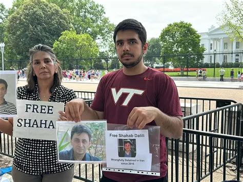خانواده شهاب دلیلی در اعتراض به پیگیری نکردن وضعیت این زندانی مقابل کاخ سفید تحصن کردند ایران