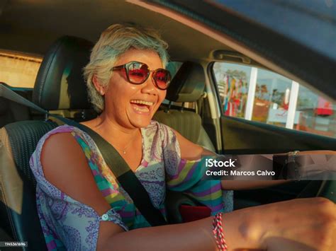 생활의 여름 초상화 중간 세 행복 하 고 매력적인 고급 아시아 인도네시아어 여자 운전 왼손 자동차 쾌활 하 고 무료 자동차 대 여 및 여행 개념 화창한 날에 미소 도로에
