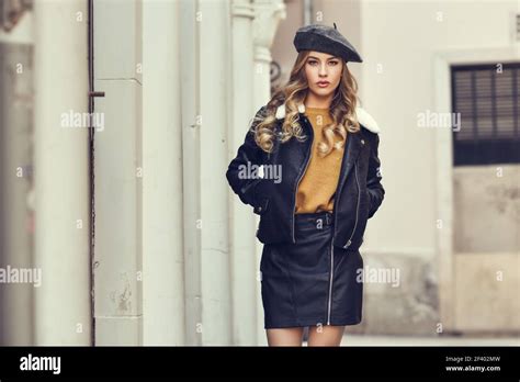 Jeune belle fille en mini jupe Banque de photographies et dimages à