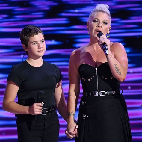 Pink And Daughter Willow Perform Duet Together At The Dnc Us Weekly