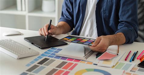 그래픽 디자이너 디지털 도구 및 색상 견본을 사용하여 Modern Workspace에서 창의적인 프로젝트를 위해 컴퓨터에서 색상 쌍 선택 Digital Life Design