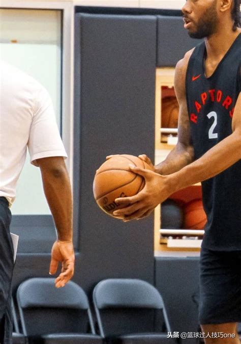 Nba巨人的手掌多大！博班手比隊友臉還大，奧胖把手機玩成袖珍版 每日頭條