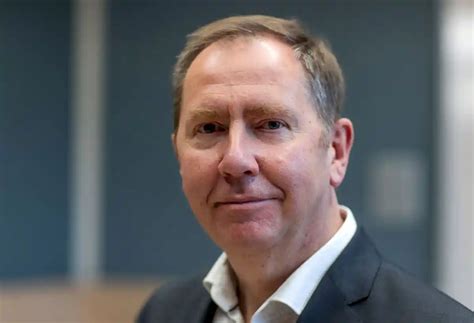 Государственный секретарь Мирасс вручает 7000 ю почетную карточку