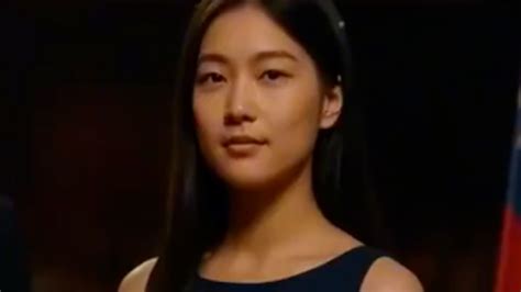 17岁台湾女孩领奖时拒说来自中国”视频被绿营疯传！其实为ai捏造凤凰网