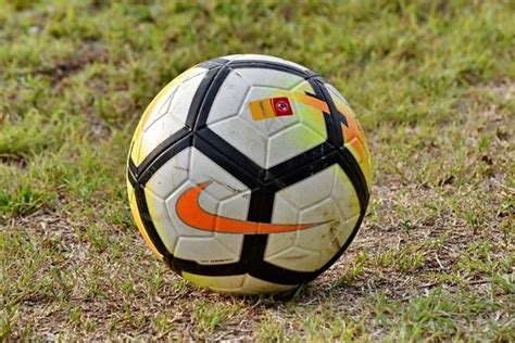 フリー写真画像 コーナー 詳細 公正な天気 フィールド サッカー スティック フラグ 草 アウトドア サッカー