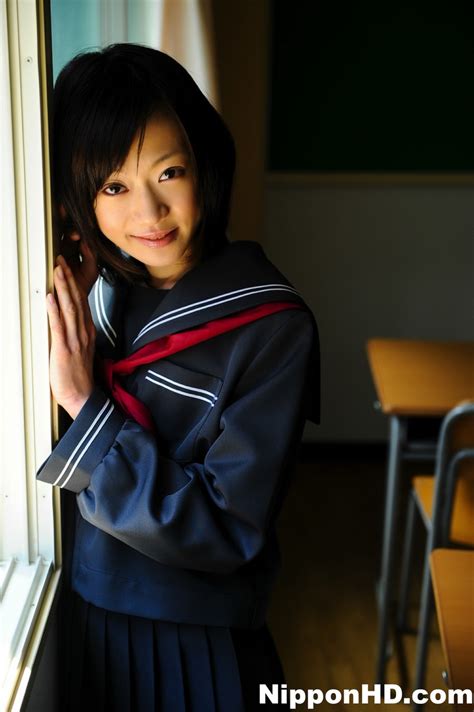 制服姿で膝を出す、バリバリの日本人学生