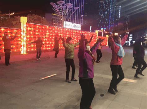 群魔乱舞，大妈的专属娱乐？这么想广场舞，你就out了广场舞大妈广场新浪新闻