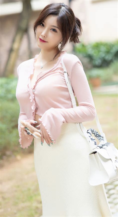 街拍丰硕美女臀部长性感长裙凸起 街拍美女 条码图