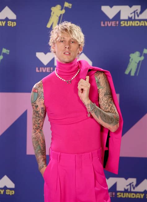 Machine Gun Kelly Rocked A Pink Suit At The Vmas Popsugar Fashion Uk