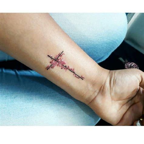 Tatuaje Cruz Con Flores Tatuajes Para Mujeres Tatuajes De Cruz