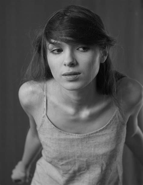 15784张脱光衣服的美女照片矢量插画免费下载