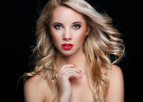 Piękna Blondynka Z Seksownym Ostrzyżeniem Obraz Stock Obraz Złożonej