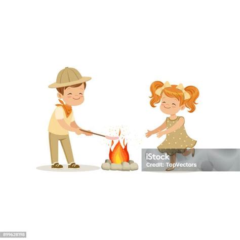 스카우트 의상 모닥불 근처에서 야외 캠프 활동 벡터 일러스트 레이 션 그의 마쉬 멜 로우 튀김 보 아이 관광에 대한 스톡 벡터