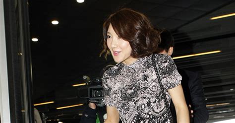 포토엔 바다 검은 스타킹 각선미 시선 끄네현영 결혼식