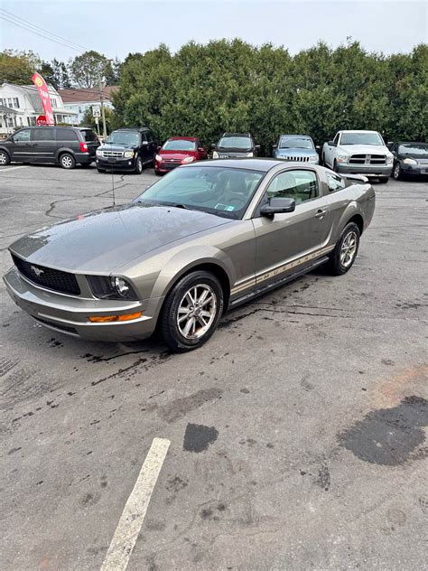 2005 Ford Mustang · Deluxe Coupe 2d