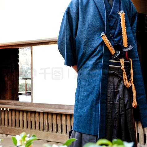 服装高清图片 一名身着蓝色武士服装的日本男子，手持双武士刀，半身射击 餐饮美食免费下载 格式 3864像素 编号43547104 千图网