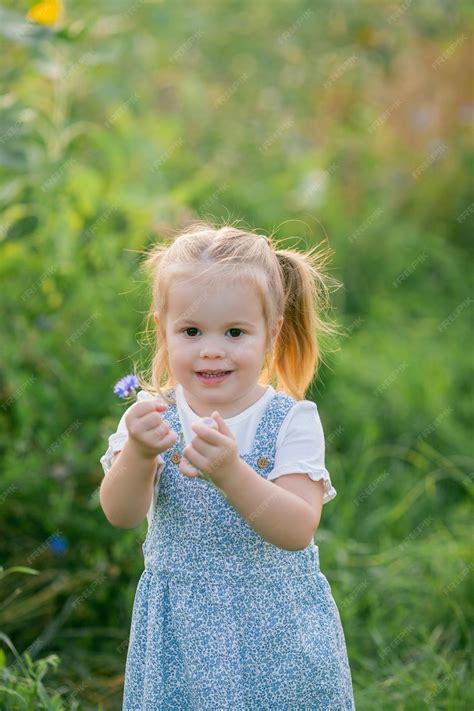 Niña Feliz De 3 Años En Un Campo De Girasoles Bajo El Sol Niño Lindo