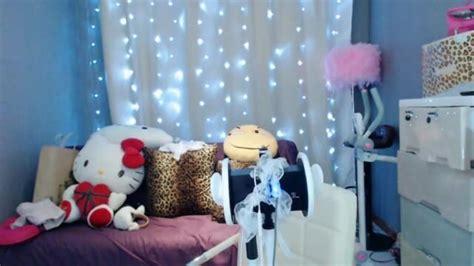 Chinese Streamer Takes A Pee 6