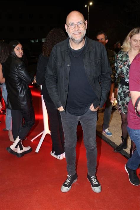 אחרי הפיצוי הגבוה שקיבל מערוץ 13 זו העבודה החדשה של צביקה הדר Tmi