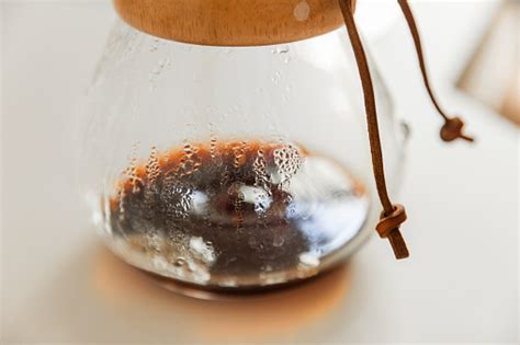 부엌에서 커피 메이커와 물방울 주전자를 사용하여 커피를 준비하는 젊은 남자 출근 전 아침 루틴 30 34세에 대한 스톡 사진 및 기타 이미지 Istock