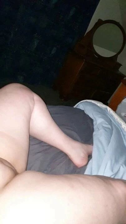 Ehefrau Spreizt Die Beine Und Zeigt Ihre Rasierte Muschi Xhamster