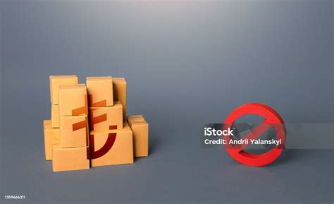 터키 리라 상품 상자 및 금지 기호 No 무역 전쟁 수입품 금지 교통 과잉 공급의 불가능 제재 및 금수 조치 상품의 부족 밀수품 압수 생활필수품에 대한 스톡 사진 및 기타