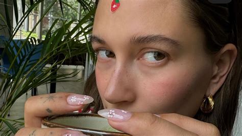 Hailey Bieber Fans Think Her Latest Manicure Revealed The Sex Of Her Baby Glamour