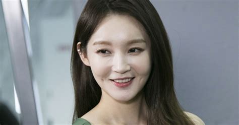 나홀로연애중 강민경 밀착 운동복에 드러난 볼륨몸매 포토엔