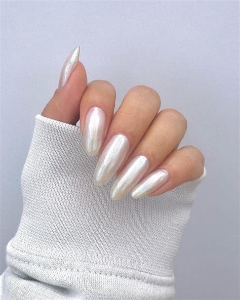 Neutral Chrome Nails Are 2024s Quintessential Minimalist Manicure