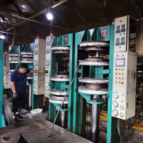 Motorcycle Tires Tyre Bladder Hydraulic Curing Press Machine Capsule Vulcanizing Press Tyre