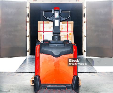 전기 지게차 팔레트 잭은 패키지 상자를 컨테이너 트럭에 적재합니다 지게차 로더 창고 배송 공급망 선적 화물 트럭 물류 화물 운송