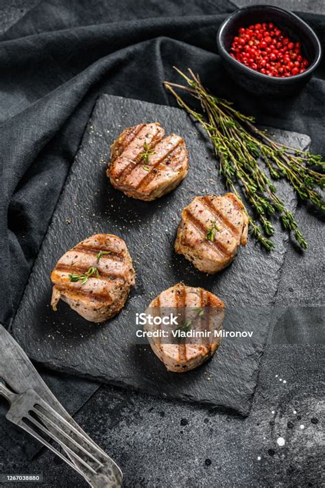 부드러운 뼈가 없는 구운 돼지 갈비 스테이크 안심 검은 색 배경 위쪽 보기 0명에 대한 스톡 사진 및 기타 이미지 0명 Celebrity Roast 갈색 Istock
