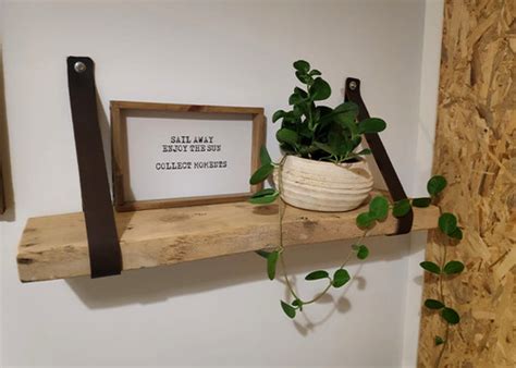 מדף מעץ מלא ממוחזר ורצועת עור Karnushka