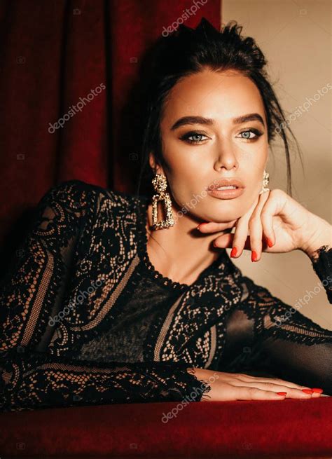 Foto Interior De Moda De Hermosa Mujer Sexy Con Cabello Oscuro En