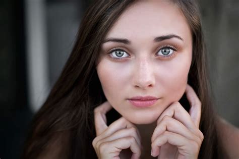 배경 화면 얼굴 여자들 모델 초상화 긴 머리 사진술 입 코 사람 피부 소녀 아름다움 손 말뿐인 헤어 스타일 뺨 인물 사진 사진 촬영 갈색