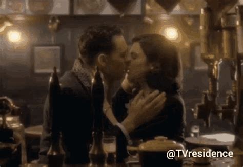 Deep Blue Sea Tom Hiddleston 