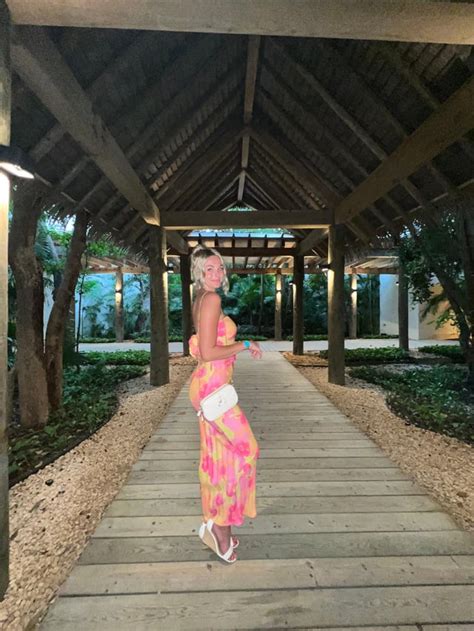 Beez Enjoying Vacay R Beezasmrsexy