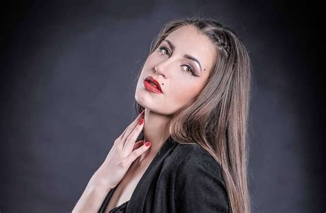 Pevka Nuša Zdaj Veste Kje Je Moje Srce Svet24si