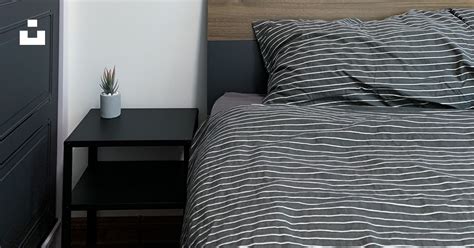 흰색과 검은 색 침대 린넨 사진 Unsplash의 무료 실내 이미지