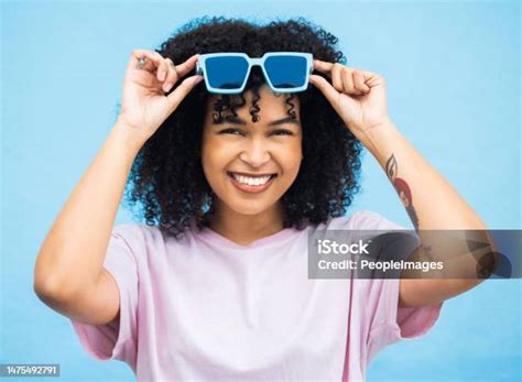 행복 선글라스와 미소 패션 및 아름다움을 위한 흑인 여성의 초상화와 함께 주말 여행 및 여행 휴가를 위한 소녀 모델과 안경의