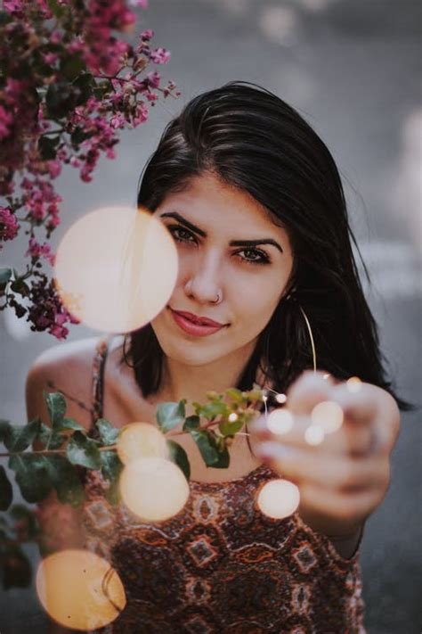 혹시 모를 현장 붕괴 상황에 대비하기 위해 방벽을 펼친 채 집회장 중심에 서서 지호는 자신을 몰래 훔쳐보는 시선들을 외면하며 제 할 일에 집중했다 박 팀장이 그의 일을