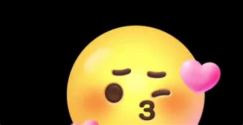 57岁甄子丹私下反差大，亲手为老婆做饭，狂秀恩爱发表情要亲亲腾讯新闻