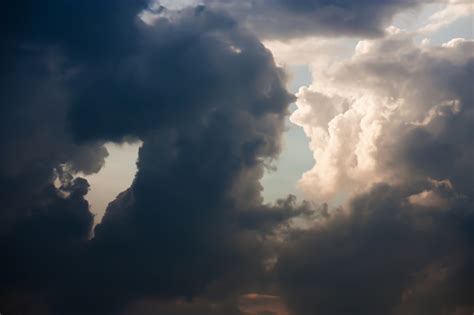 황혼의 하늘과 구름 배경의 극적인 분위기 환상의 파노라마 보기 감정에 대한 스톡 사진 및 기타 이미지 감정 개성 개념 검은색 Istock