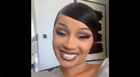 Cardi B Lost One Of Her Veneers While Eating A Bagel
