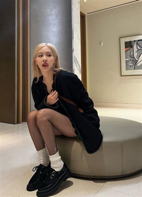 로제 명품 스타킹 신고 하의 실종 스타일마른 다리 라인 N샷 파이낸셜뉴스